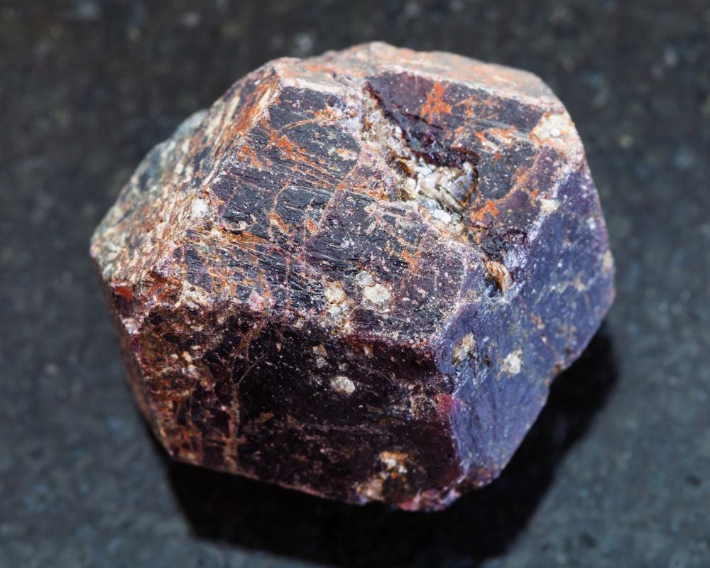 Tourmaline Brune : Vertus, Bienfaits & Signification
