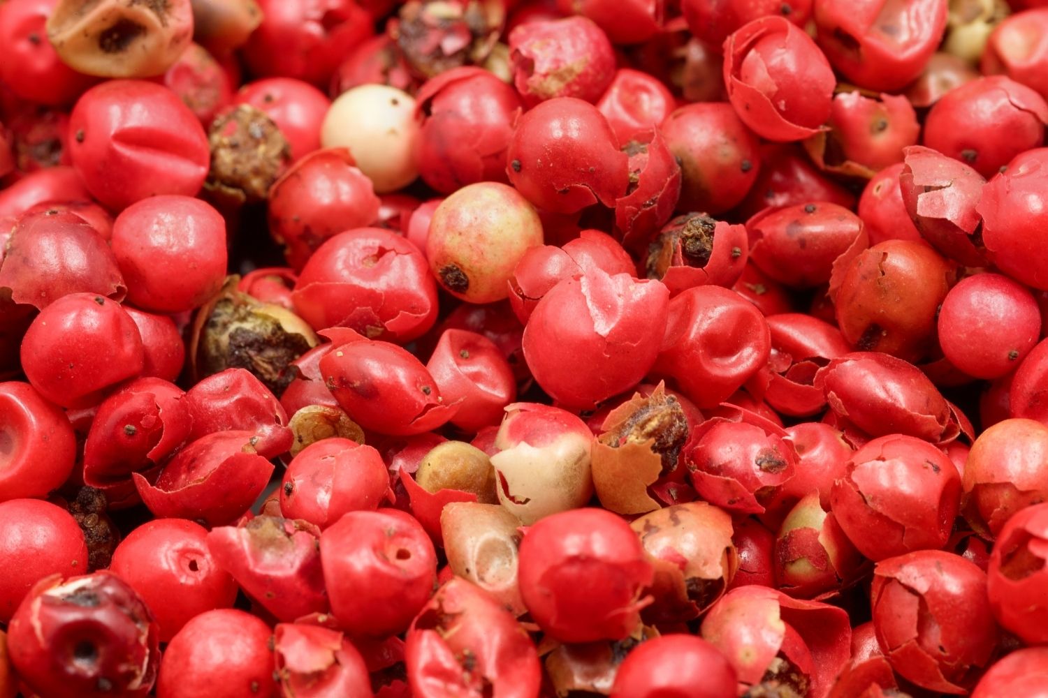 Huile essentielle de Poivre rose - Utilisations et Bienfaits - France ...