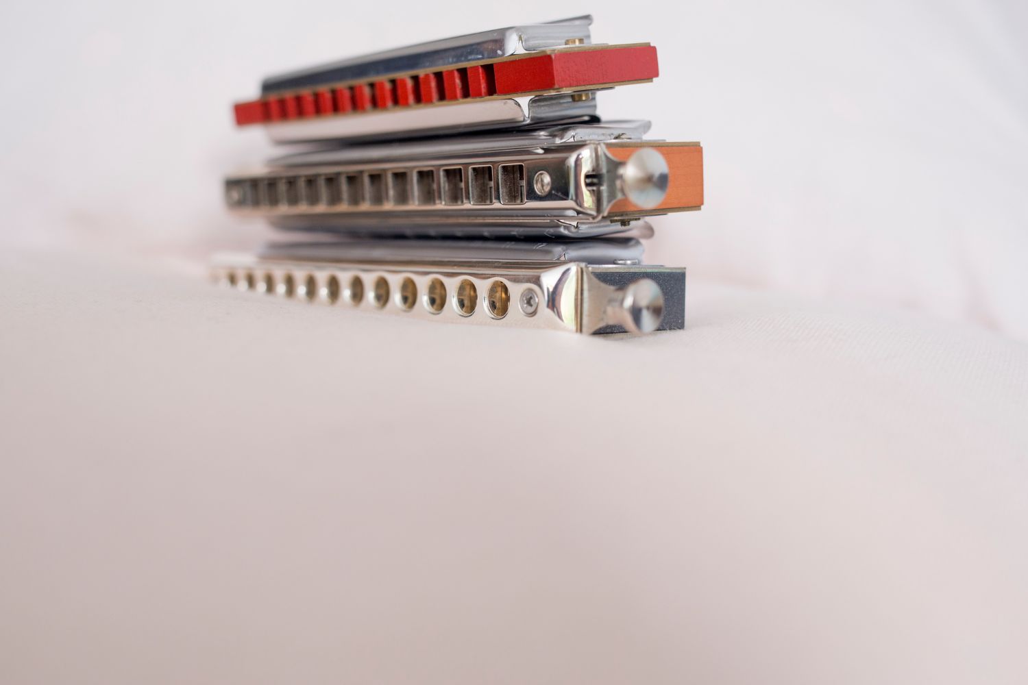 Harmonica chromatique - Guide des Instruments de Musique de A à Z - Musicothérapie - France Minéraux