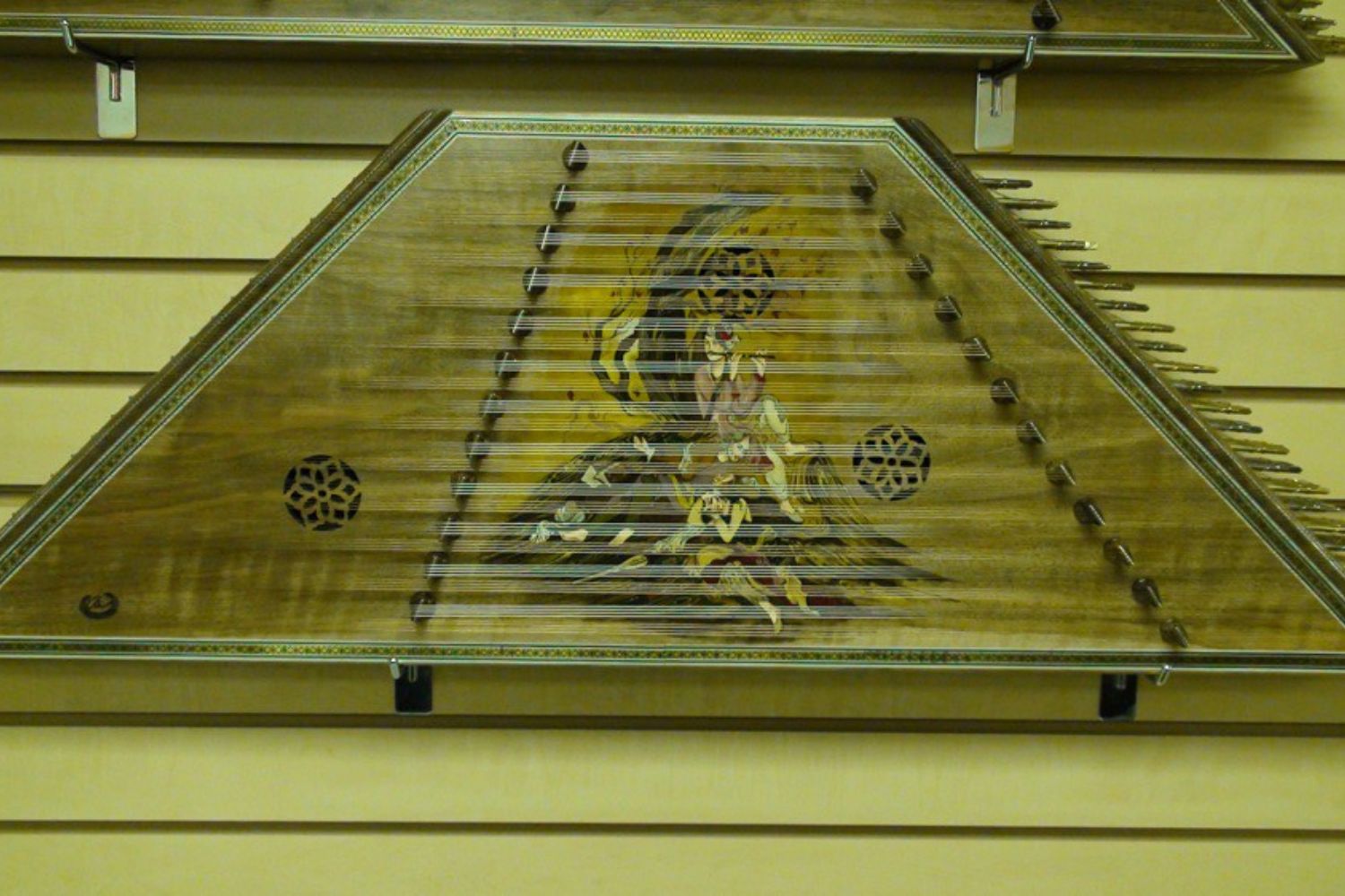 Santour - Guide des Instruments de Musique de A à Z - Musicothérapie - France Minéraux